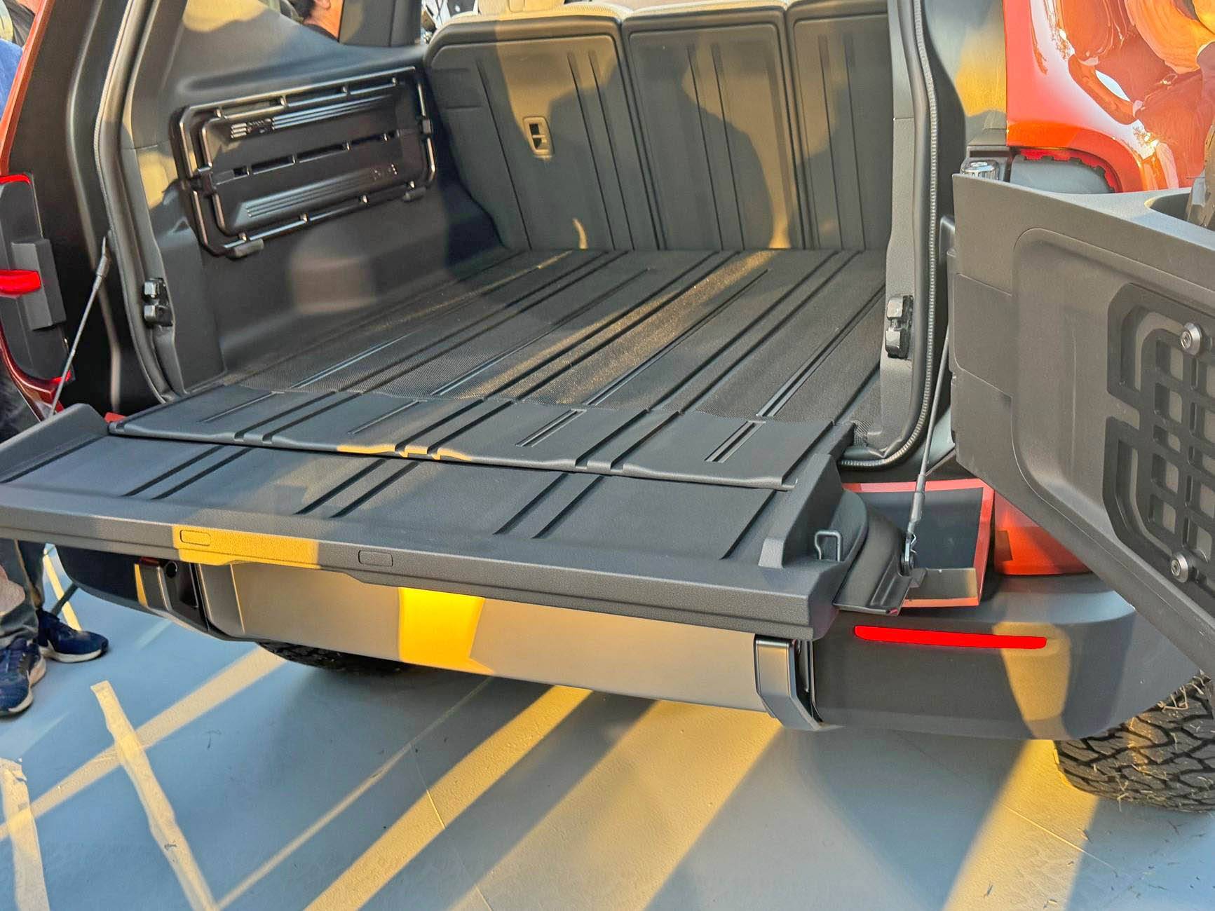 Cargo area / split tailgate of the Traveler SUV -- photos / images ...