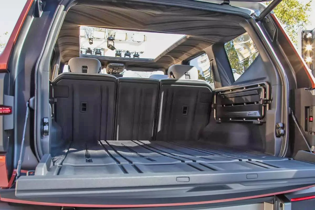 Cargo area / split tailgate of the Traveler SUV -- photos / images ...
