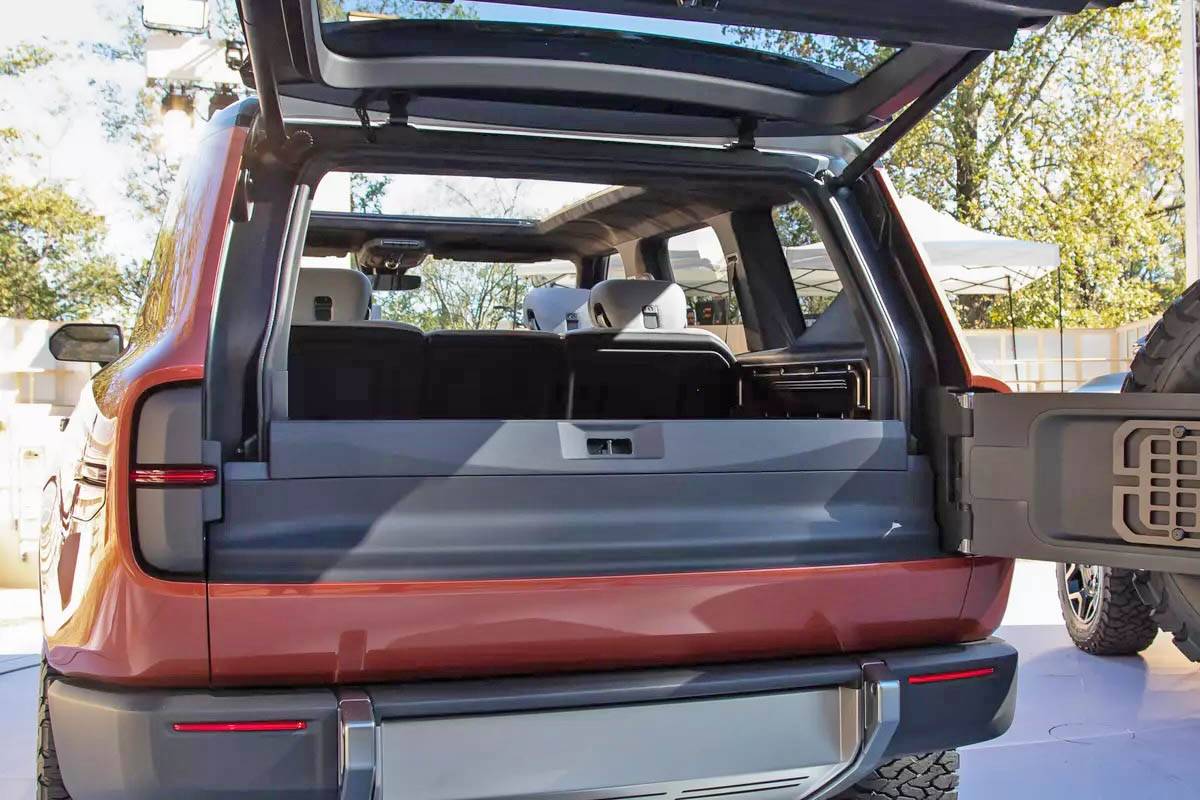 Cargo area / split tailgate of the Traveler SUV -- photos / images ...