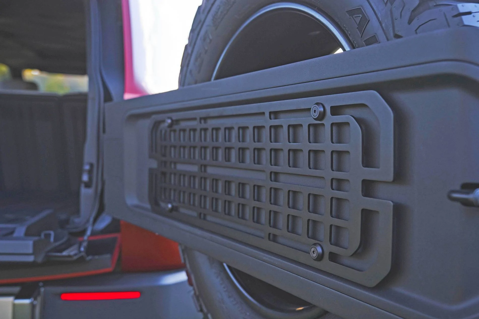 Cargo area / split tailgate of the Traveler SUV -- photos / images ...