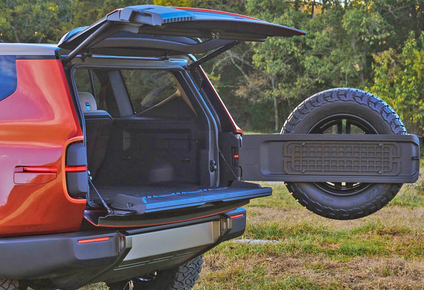 Cargo area / split tailgate of the Traveler SUV -- photos / images ...